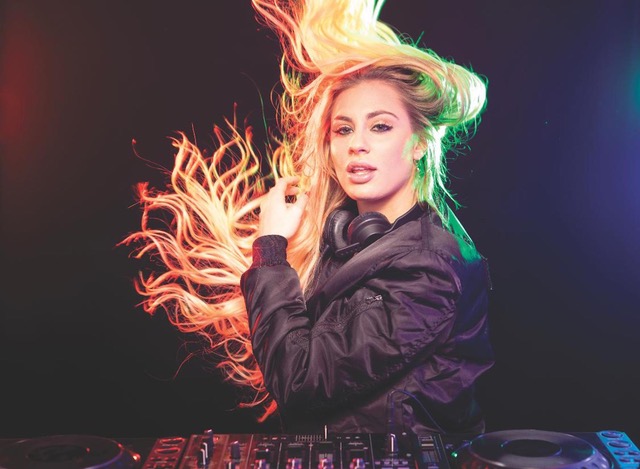 Dj Franciska aka Francesca Brambilla fa ballare il Salento: 1/6 Isola Beach